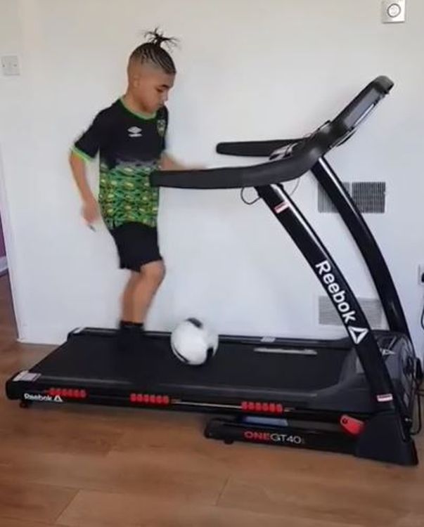 英國11歲男童示範跑步機上做運球訓練 網民：他怎樣辦到的？ | UPower