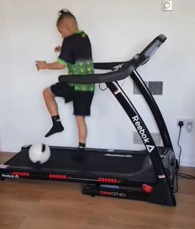 英國11歲男童示範跑步機上做運球訓練 網民：他怎樣辦到的？ | UPower