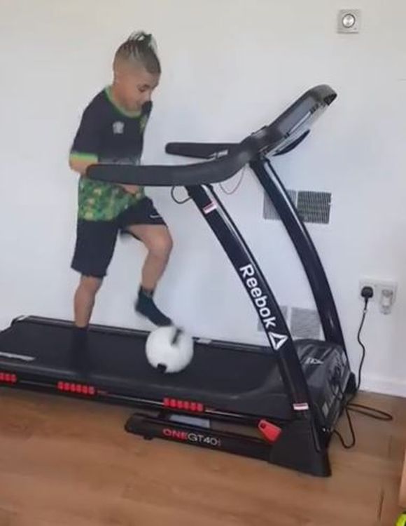 英國11歲男童示範跑步機上做運球訓練 網民：他怎樣辦到的？ | UPower